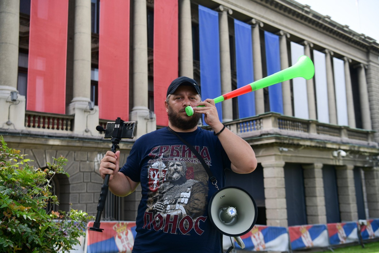 Srđan Žunić ispred Predsedništva: Sirene i vuvuzele protiv straha