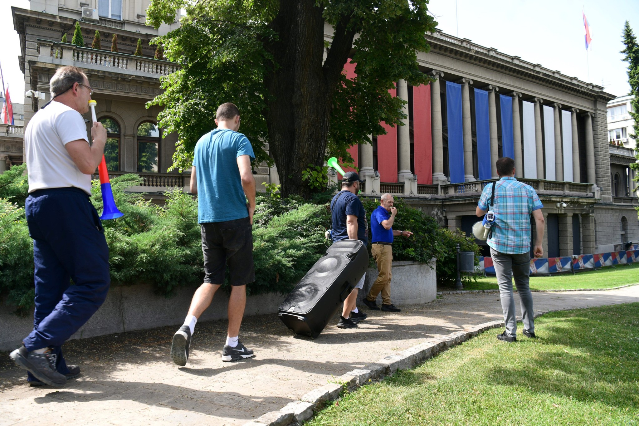 Srđan Žunić ispred Predsedništva: Sirene i vuvuzele protiv straha